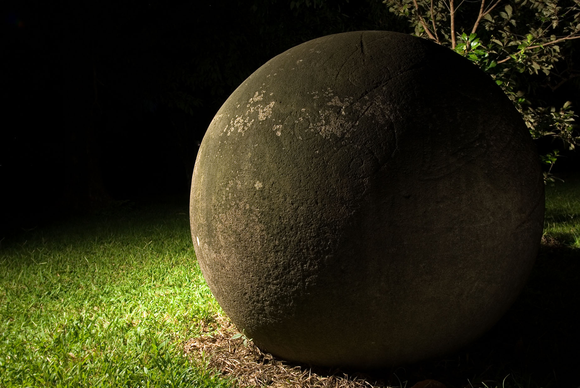 Esfera con figura grabada. Foto Diego Matarrita, – Esferas de piedra y ...