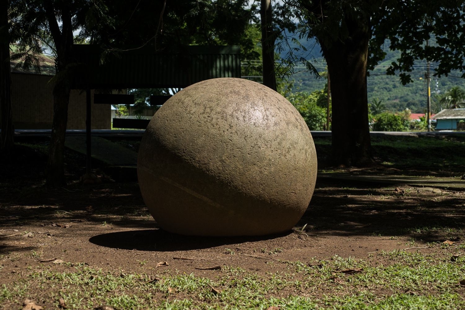 Sombras, sol y esferas: una combinación perfecta – Esferas de piedra y ...