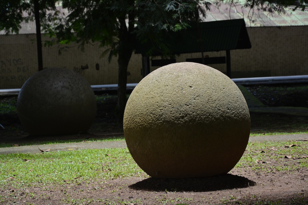 Sombras, sol y esferas: una combinación perfecta – Esferas de piedra y ...